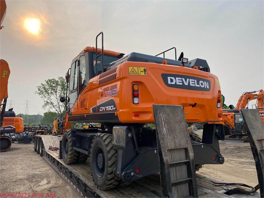 Excavadoras sobre neumáticos develon DX190WA - VialFe