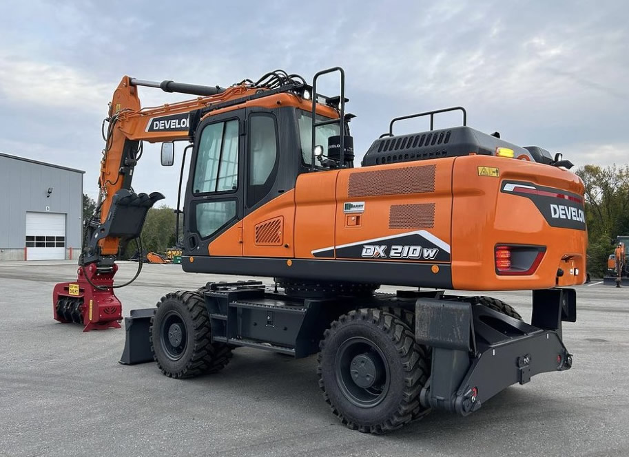 Excavadoras sobre neumáticos develon DX210WA - VialFe