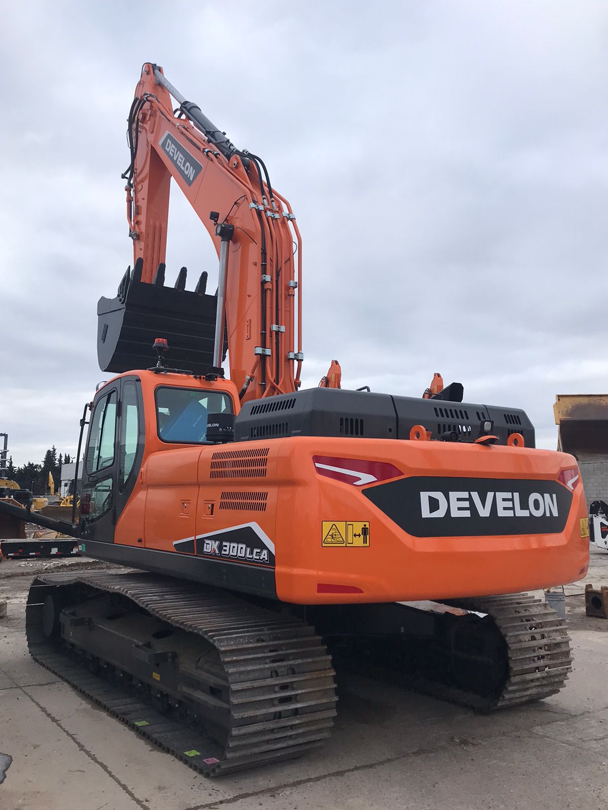 Excavadoras sobre orugas develon DX300LCA-7M - VialFe