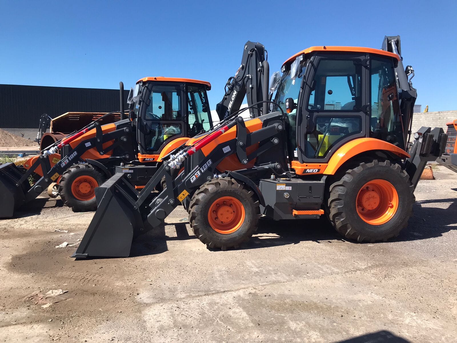 Retrocargadoras develon DB100 - VialFe