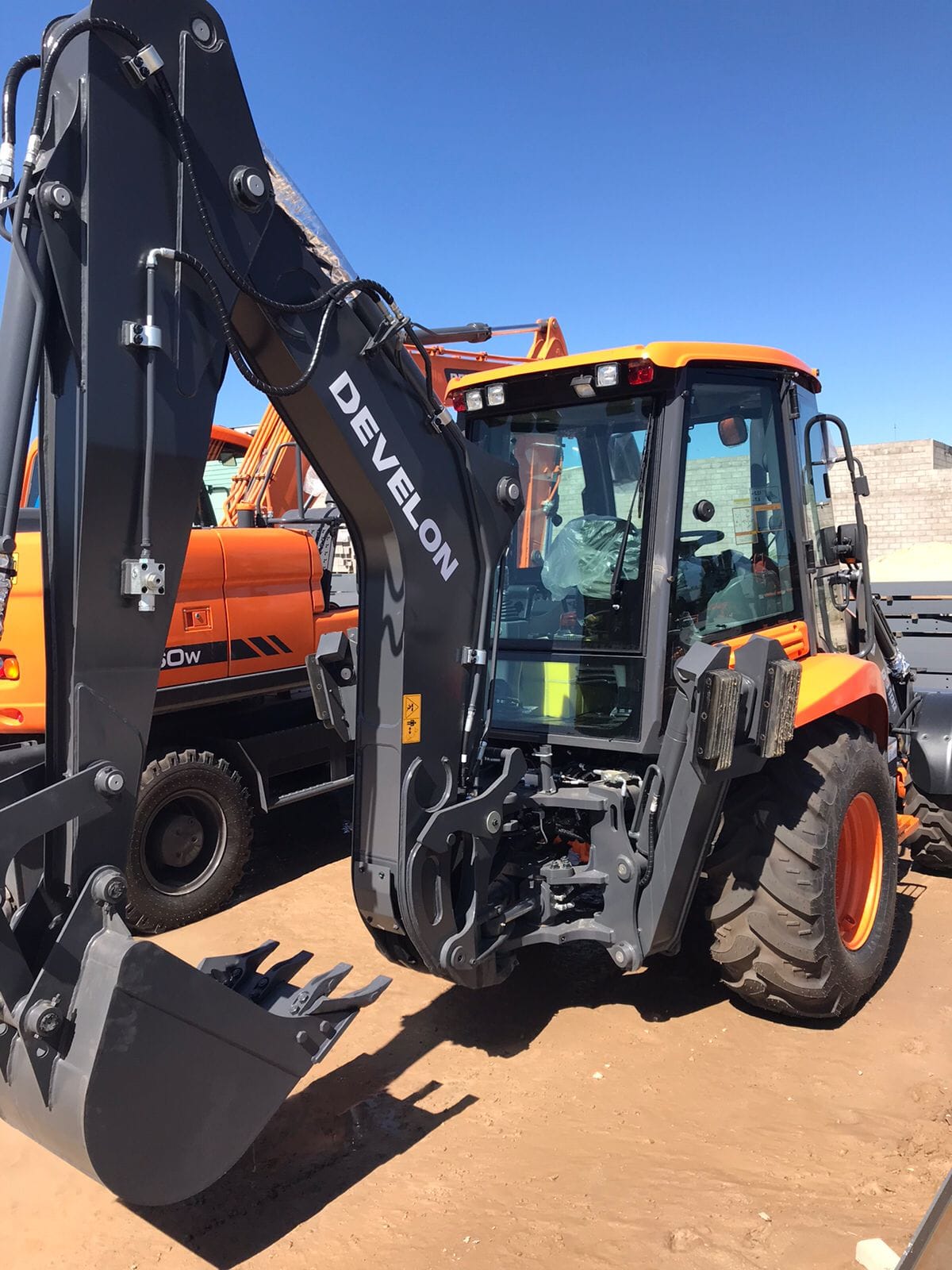 Retrocargadoras develon DB100 - VialFe