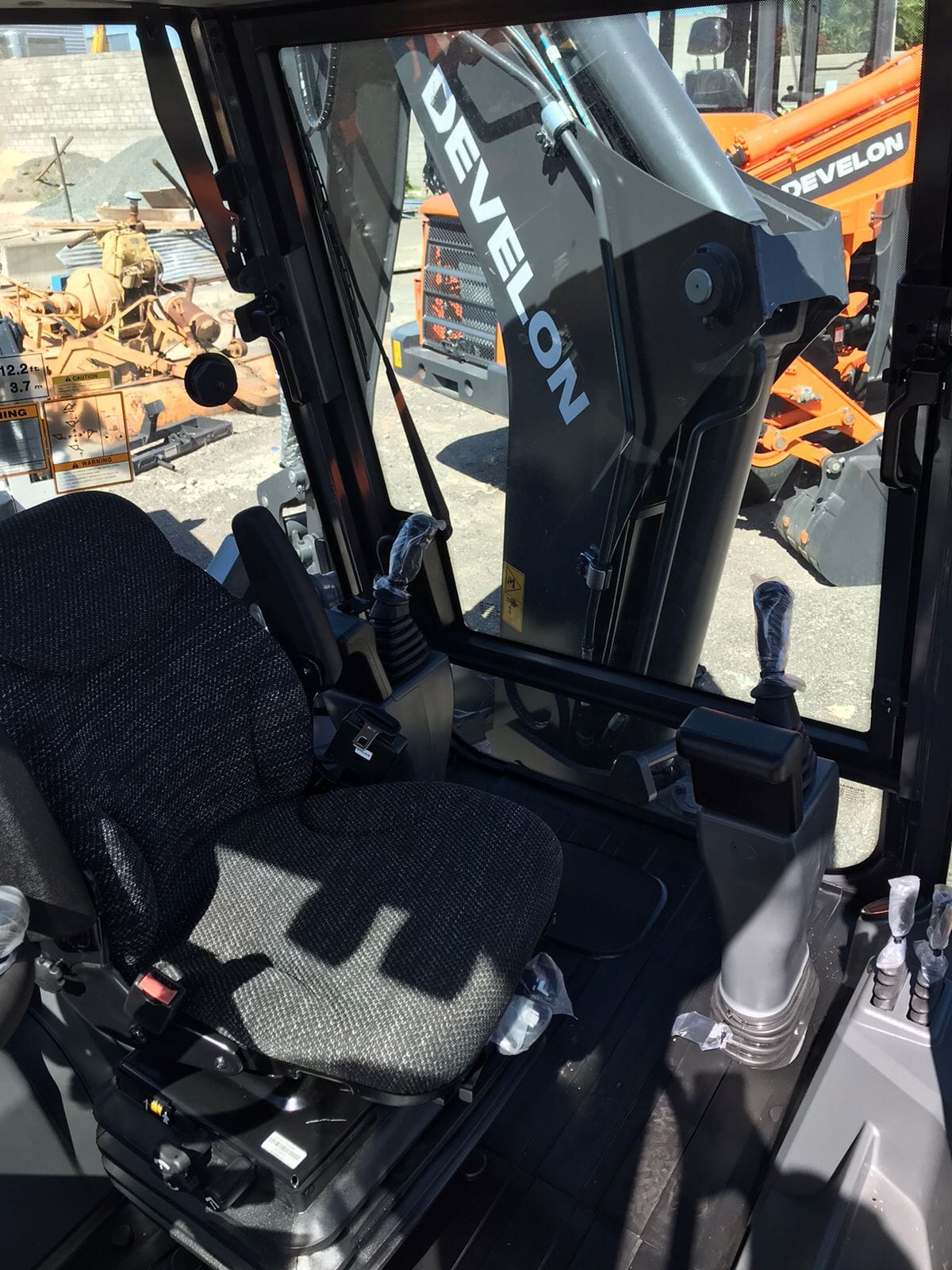 Retrocargadoras develon DB100 - VialFe